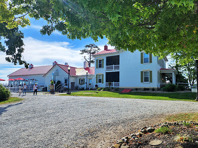 The white farmhouse with its distinctive red roof stands like a culinary lighthouse, beckoning hungry travelers across the rolling Ohio countryside.