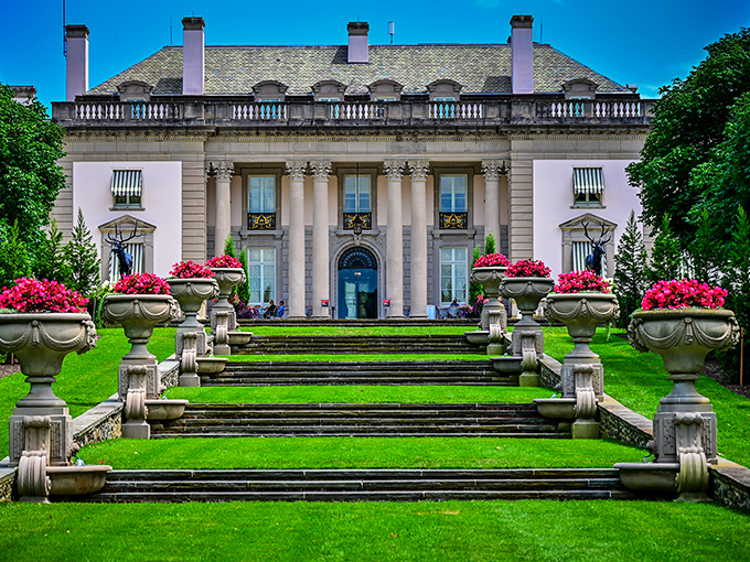 The grand entrance to Nemours Estate makes Downton Abbey look like a starter home. Those perfectly manicured steps practically dare you not to feel underdressed.