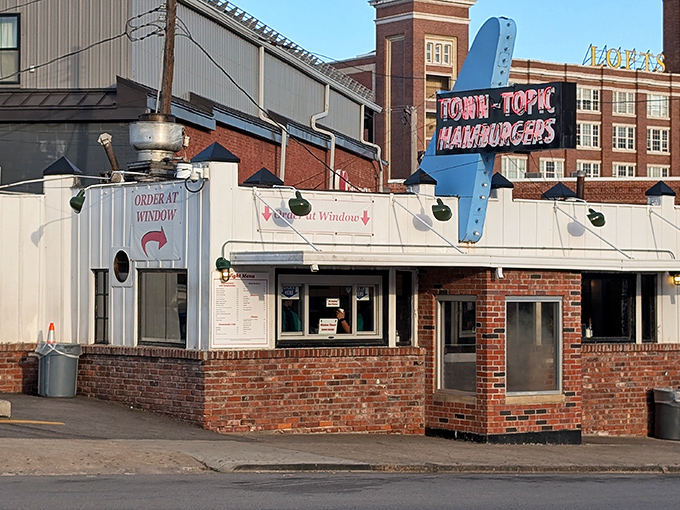 Daylight reveals the charming mid-century architecture that houses decades of burger-flipping wisdom. The blue arrow points to paradise.