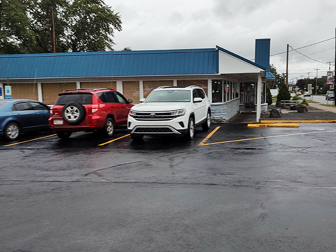 Rain-slicked parking spots outside this BBQ haven are like nature's way of saying, "Trust me, what's inside is worth getting a little wet for."