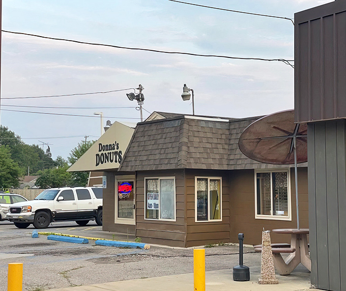 The unassuming exterior of Donna's Donuts in Flint might fool you, but locals know this modest building houses pure magic.