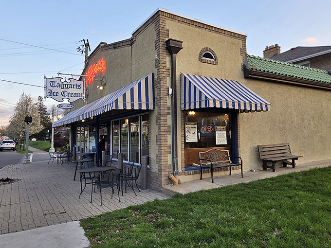 When the neon glow of Taggarts illuminates the evening sky, it's like a lighthouse guiding dessert lovers safely to shore.