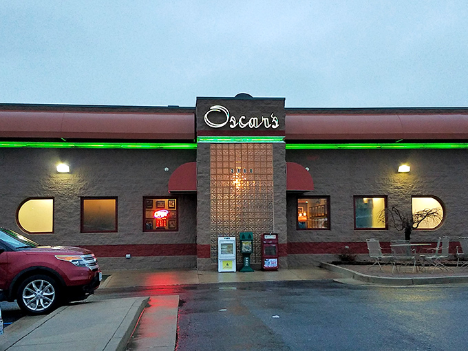 When the neon green strip lights up against the evening sky, Missouri breakfast enthusiasts know it's showtime at Oscar's.