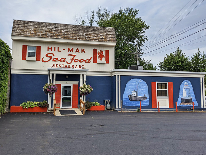 Same exterior, different season. Those hanging flower baskets add a touch of warmth to this seafood sanctuary that's been luring in hungry Ohioans for generations.
