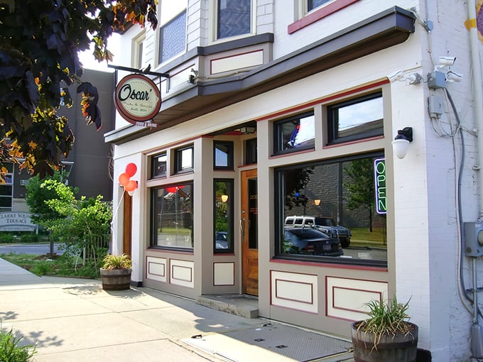The unassuming exterior of Oscar's Pub & Grill beckons like a lighthouse to burger-seeking sailors on Milwaukee's urban sea. Simplicity with purpose.