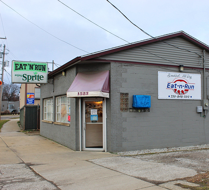 The unassuming exterior of Eat-N-Run might not scream "culinary destination," but as any treasure hunter knows, the plainest boxes often hide the greatest gems.