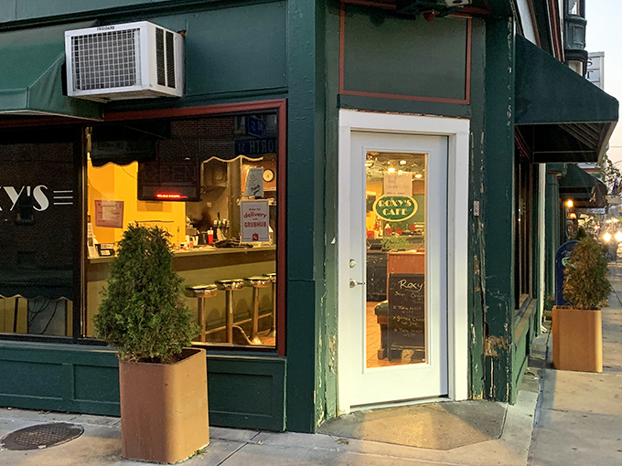 Roxy's Cafe stands proudly on its corner in Harrisburg, its distinctive green trim and historic architecture promising comfort food that predates the concept of "branding consultants."