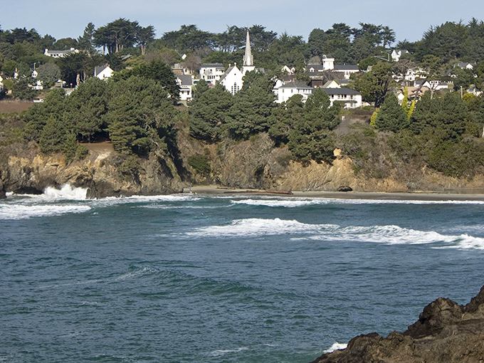 Perched dramatically on rugged cliffs, Mendocino's coastline looks like California and Maine had a beautiful baby that inherited the best genes from both parents.