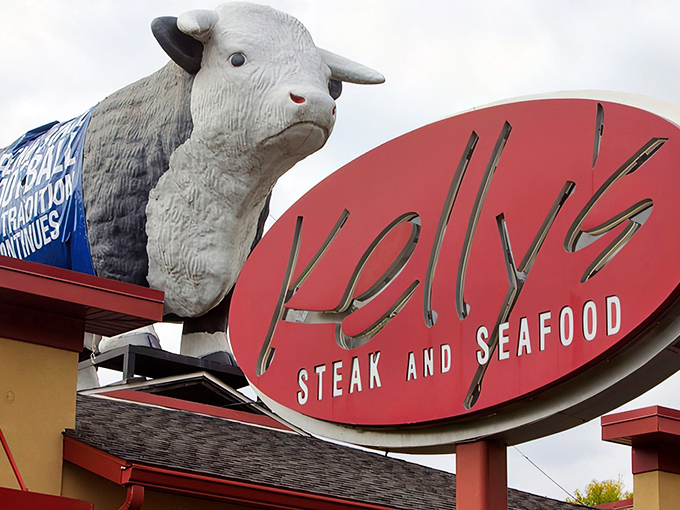 That giant cow on the roof isn't just decoration—it's a beacon calling hungry travelers to one of central Pennsylvania's most beloved dining destinations.