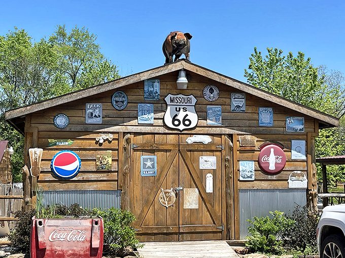 The architectural equivalent of a dinner bell! That iconic pig on the roof announces you've arrived at barbecue nirvana along historic Route 66.