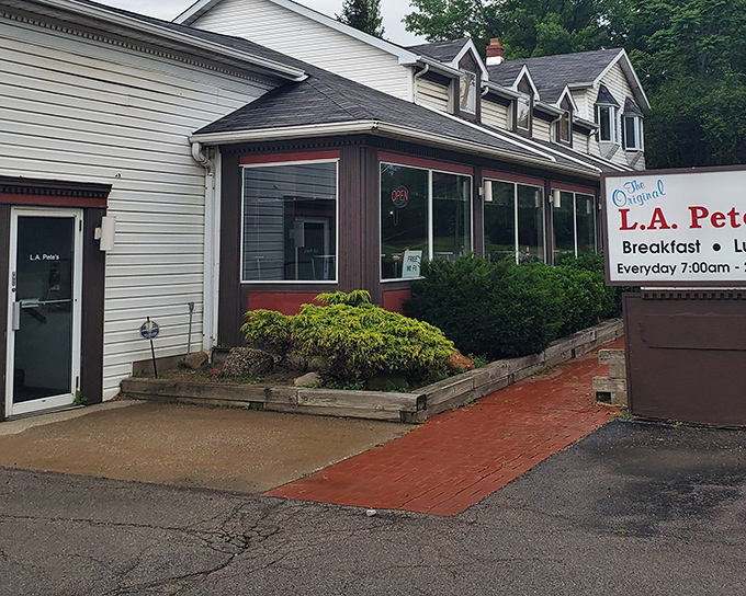 The unassuming exterior of L.A. Pete's in Independence hides culinary treasures within, like finding a diamond in your grandmother's cookie jar.