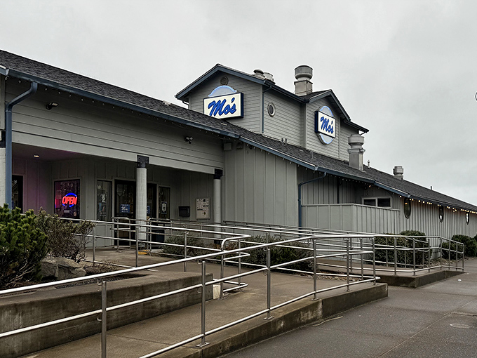The unassuming gray exterior of Mo's belies the culinary treasures within—like finding a pearl in the most ordinary-looking oyster on the beach.
