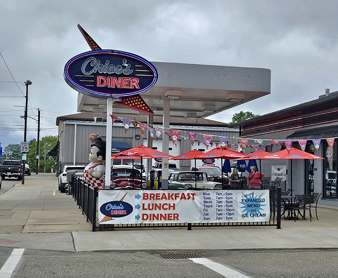 The neon glow of Chloe's Diner sign beckons like a lighthouse for hungry travelers. This retro oasis in Massillon promises comfort food that'll make your taste buds do a happy dance.