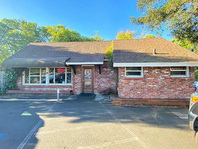The unassuming brick exterior of Hank's Creekside belies the culinary treasures within. Like finding a Picasso at a yard sale.