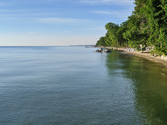 Where Lake Michigan kisses the shoreline, Glencoe Beach offers that perfect blend of serenity and splash. Mother Nature's own stress-relief therapy, just 25 miles from downtown Chicago.