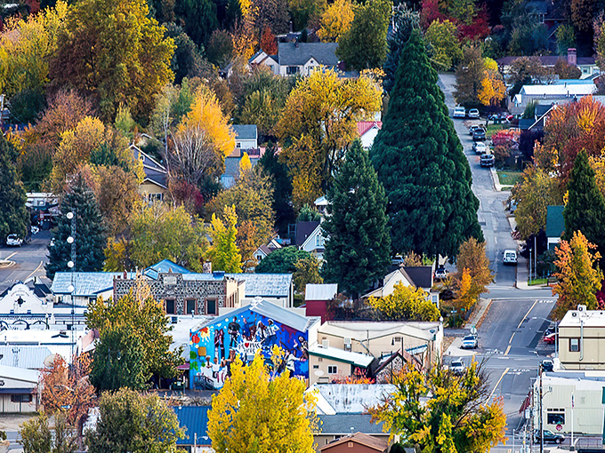 Fall in Quincy paints the town in nature's most extravagant palette&mdash;like if Bob Ross and Monet collaborated on a mountain masterpiece.