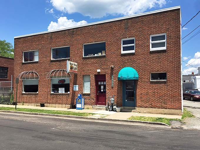 The unassuming brick exterior of Moore Street Cafe stands like a time capsule in Richmond, hiding breakfast treasures that locals have kept secret for too long.
