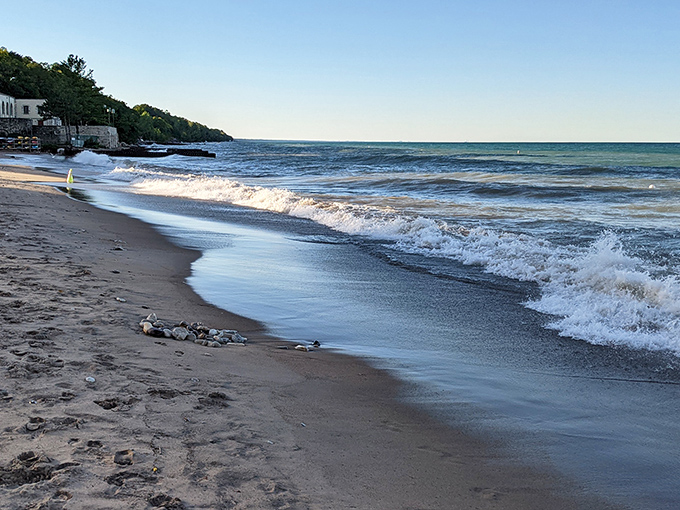 Where Lake Michigan kisses the shoreline, Glencoe Beach offers that perfect blend of serenity and splash. Mother Nature's own stress-relief therapy, just 25 miles from downtown Chicago.