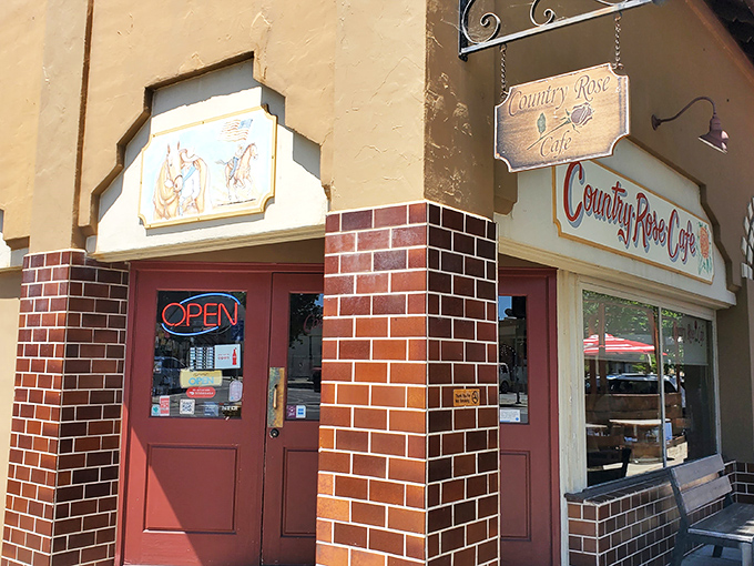 The warm brick fa&ccedil;ade and vintage signage of Country Rose Caf&eacute; promises comfort before you even step inside. Small-town charm with big breakfast energy.
