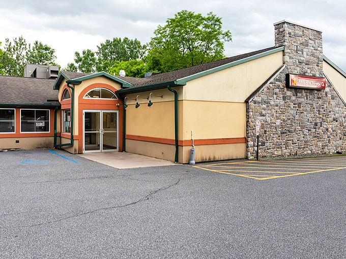 The unassuming exterior of Robin Hood Brewing Co. proves that architectural modesty often hides culinary treasures. Like finding a Michelin star in your neighbor's garage.