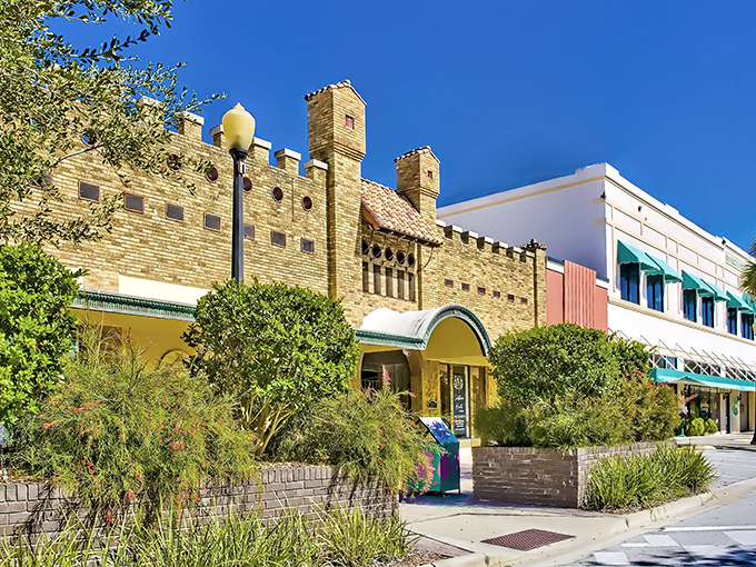 Lake Wales' historic downtown architecture tells stories of Florida's past while inviting you to create new memories in its present-day charm.