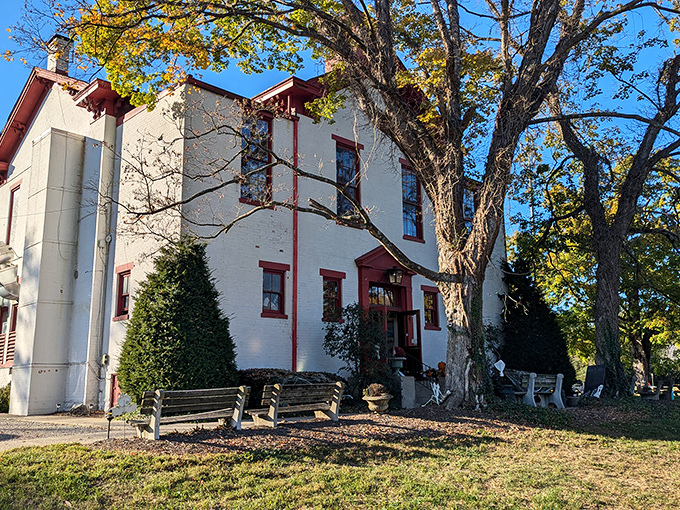 This white-painted beauty with red trim looks like Norman Rockwell designed a restaurant after a really good meal.