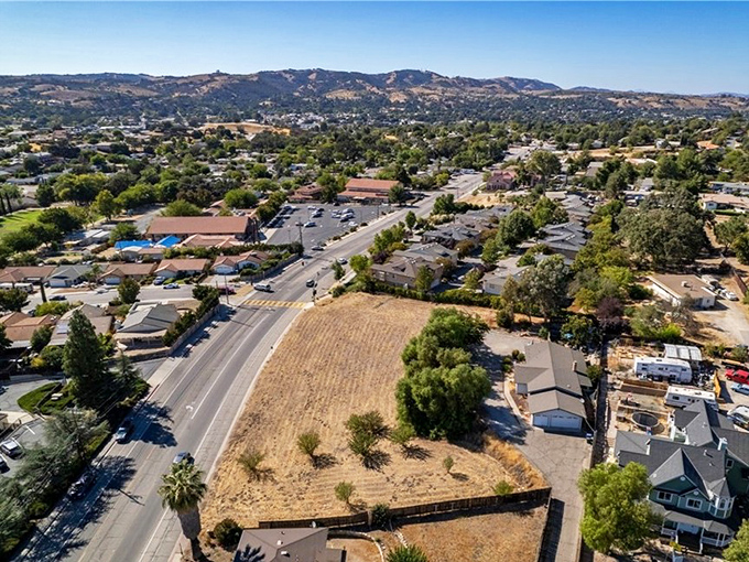 Creston Road shows what California neighborhoods looked like before HOAs discovered PowerPoint presentations.