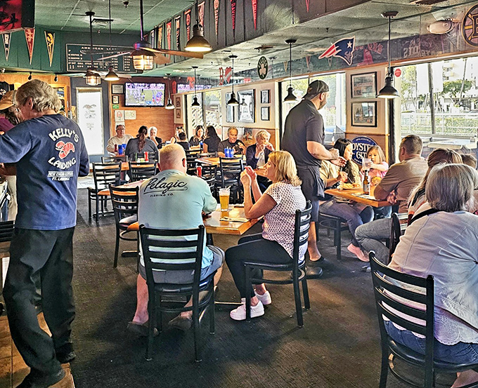 The packed dining room tells the story&mdash;locals and tourists united by the universal language of "pass the tartar sauce, please."