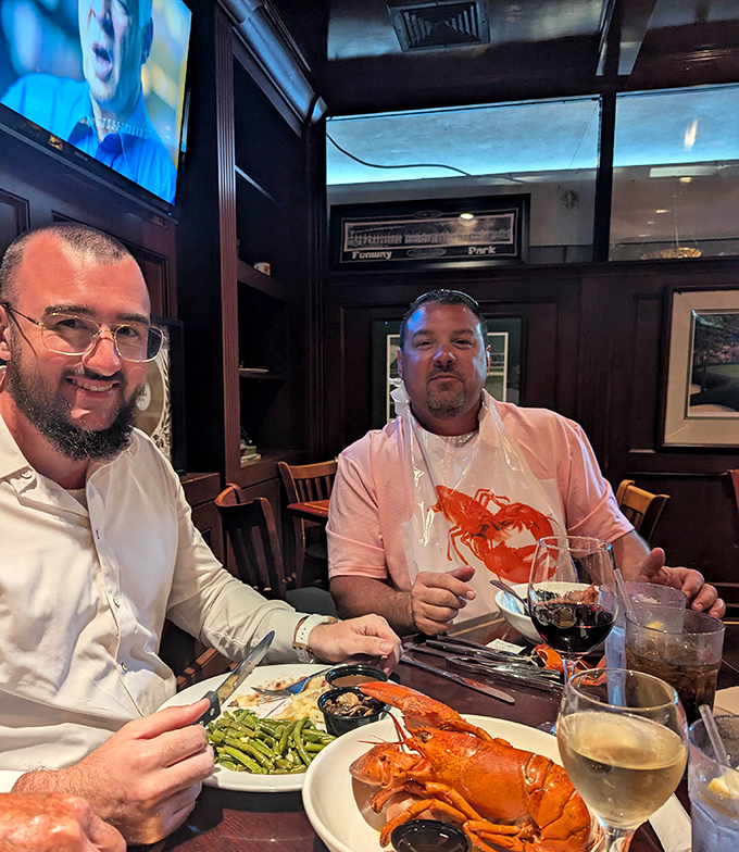 When dinner comes with a side of spectacle&mdash;fresh lobster that makes you forget you're miles from Maine.