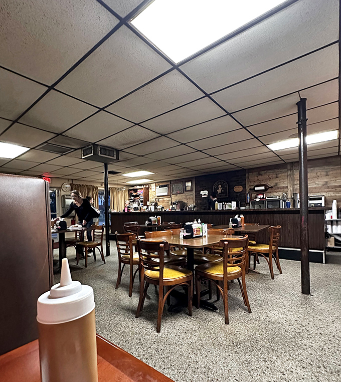 No designer needed for this dining room&mdash;just decades of satisfied customers and the aroma of hickory smoke in the air.