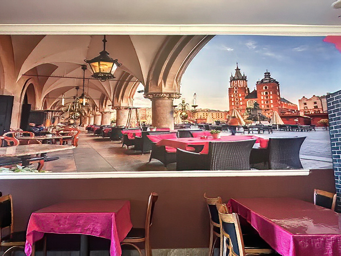 Another view of the mural that transports diners straight to Krak&oacute;w's main square. Who needs airfare when you have good food?