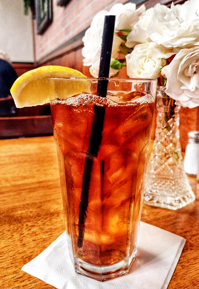 Even the iced tea looks like it means business. That lemon wedge isn't decoration&mdash;it's a necessary counterpoint to all that meaty richness.