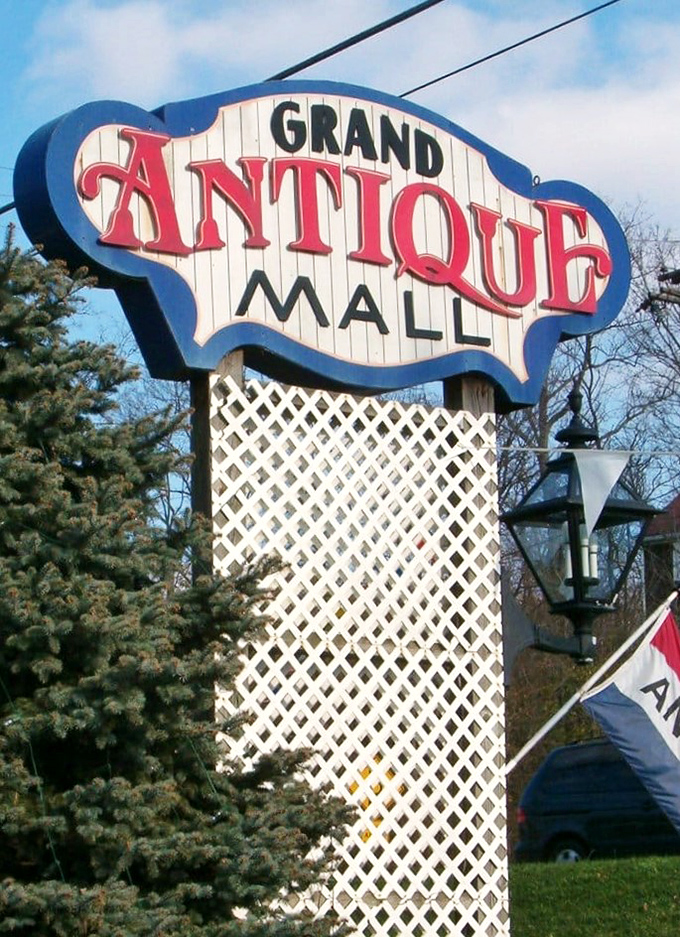 The iconic sign that's lured countless treasure hunters off the highway. That vintage typography isn't just lettering&mdash;it's a promise of wonders within.