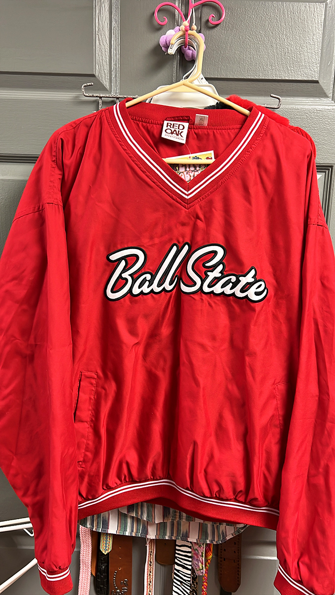 School spirit never goes out of style! This vintage Ball State pullover is ready for its comeback tour.