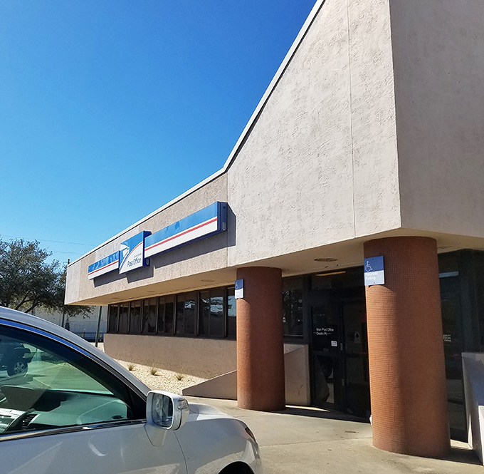 Even government buildings look more relaxed in Destin, as if this post office might close early with a note saying, "Gone fishing, back at 3."