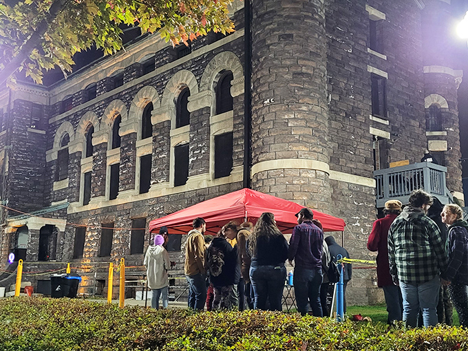 Night tours bring out both the curious and the brave. The jail's illuminated fa&ccedil;ade transforms from intimidating to eerily beautiful after sunset.