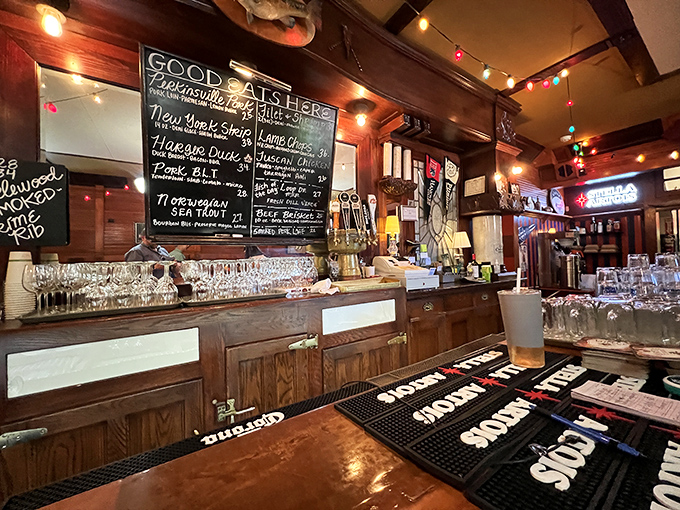 The bar at Bonge's doesn't need mixologists with waxed mustaches&mdash;just honest pours, friendly conversation, and the promise of extraordinary food to follow.