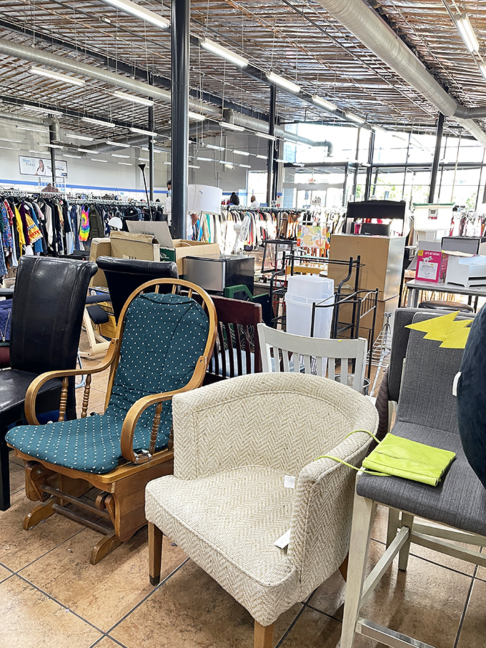 "I can fix anything!" says this pristine Singer sewing machine, ready to mend relationships with torn jeans and missing buttons for a fraction of retail therapy.