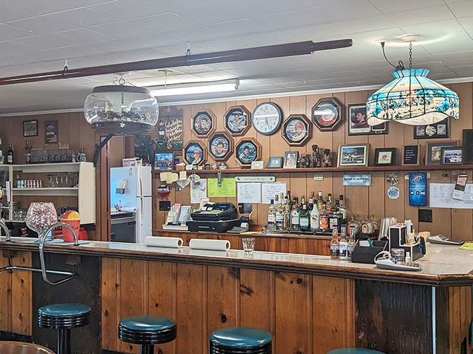 The bar area feels like it's been serving cold beers to thirsty crab-crackers since before your parents went on their first date.