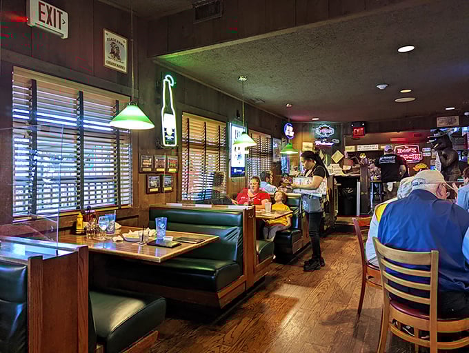 Where food meets fellowship. Green booths cradle diners as they engage in America's favorite pastimes: eating well and catching up.