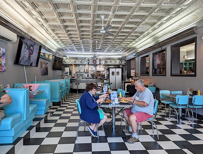 Watching fellow diners enjoy their meals is part of the experience&mdash;a community united by the universal language of "yum."