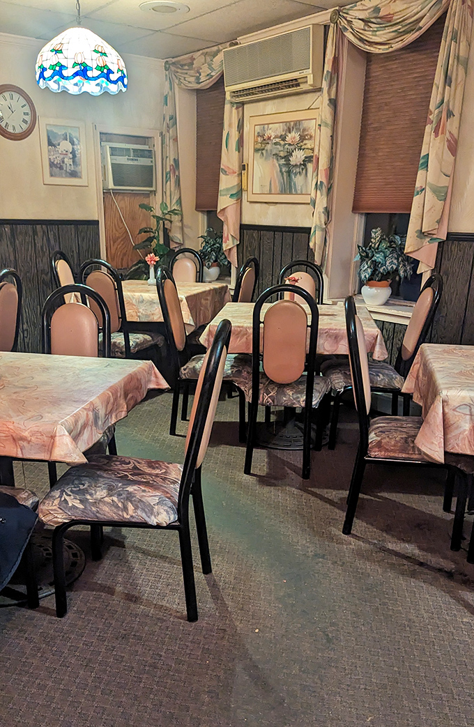 The dining room's retro charm&mdash;complete with floral tablecloths and pendant lighting&mdash;feels like stepping into your favorite aunt's house, if she happened to make world-class sandwiches.