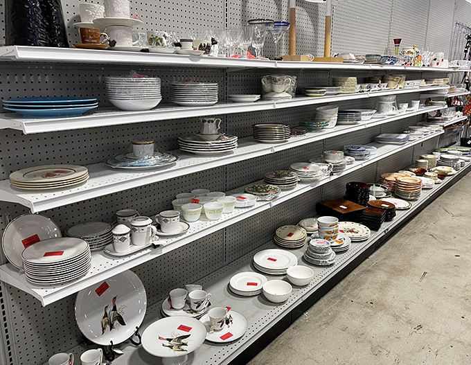 Dishware displays that would make your grandmother swoon. Mix-and-match opportunities for dinner parties that Instagram was made for.