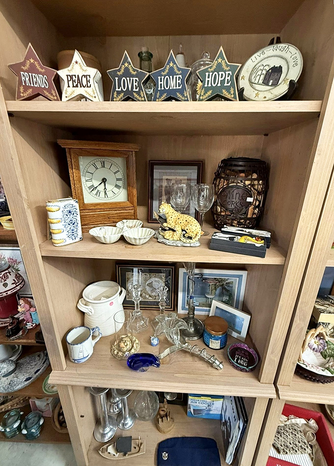 Home d&eacute;cor with personality! These star-shaped signs and vintage timepieces transform empty shelves into Instagram-worthy vignettes without designer price tags.