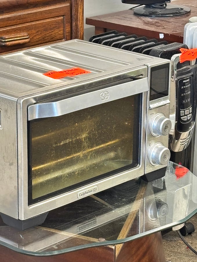 This microwave has reheated countless leftovers in its previous life and stands ready for a second act in someone else's kitchen drama.