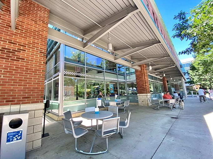 The outdoor seating area&mdash;where strangers become friends united by the universal language of "mmmmm."