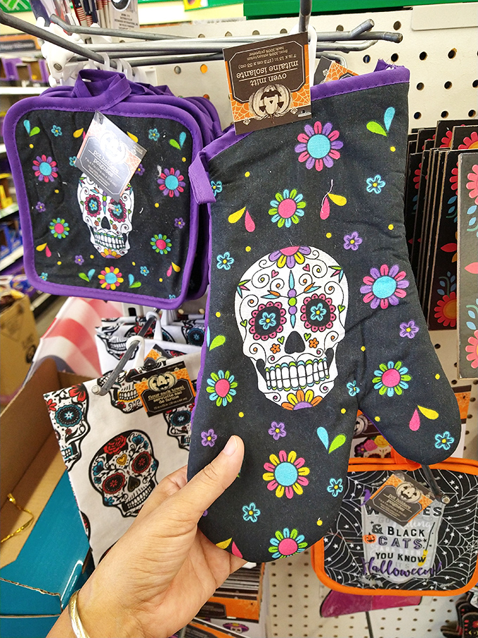 Day of the Dead designs bring artistic flair to everyday kitchen items. These skull-adorned mitts add spice to your cooking routine.