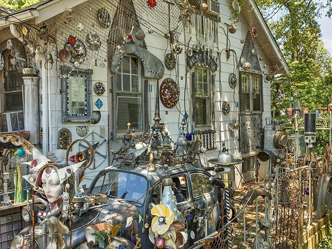 Rusty wheels and weathered metal find new purpose on this fa&ccedil;ade. Your HOA would have a collective aneurysm, but art lovers rejoice!