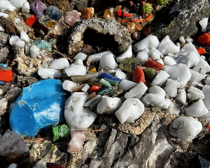 Up close, the grotto reveals its secrets: fragments of porcelain, colored glass, and stones arranged with meticulous care.