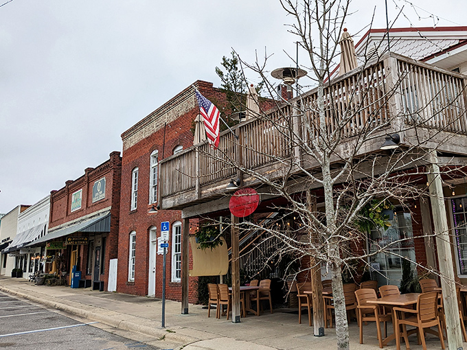 Outdoor dining with a side of Southern hospitality creates the perfect recipe for memorable conversations.